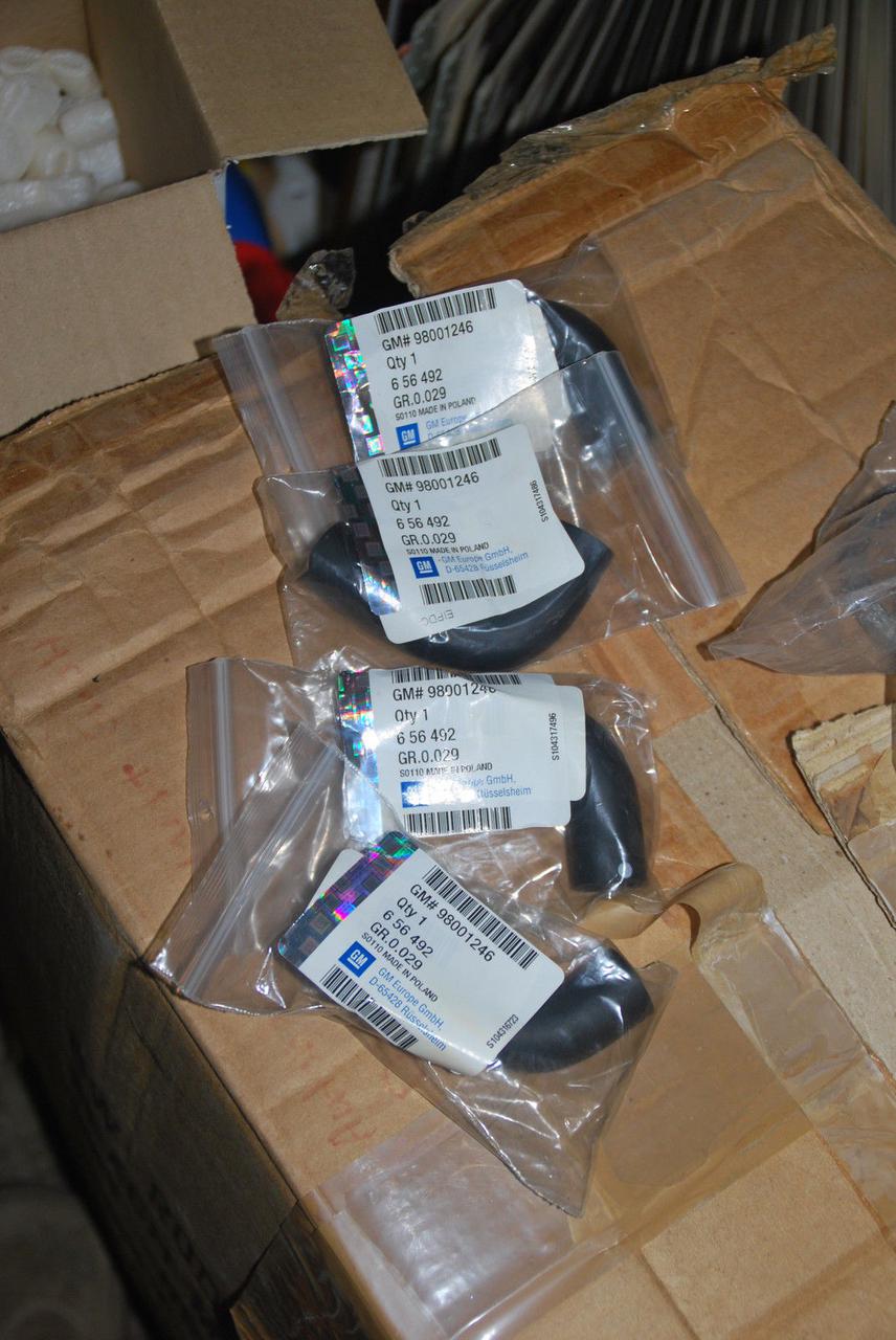 Патрубок вентиляции двигателя (картерных газов) GM 98001246 17DT OPEL ...