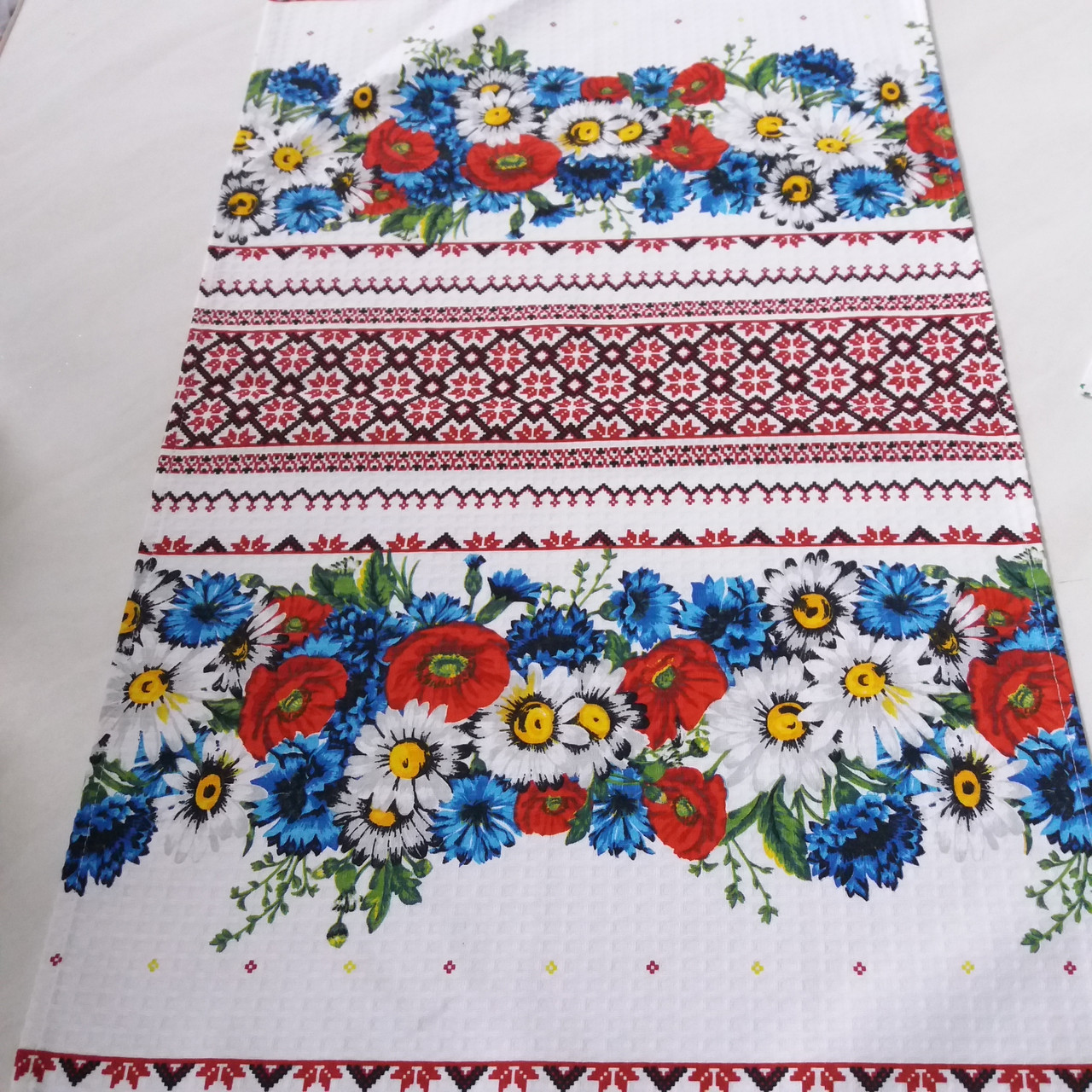 Готовое вафельное полотенце с маками, васильками и ромашками и красно ...