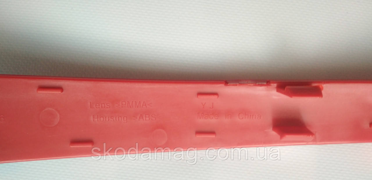 Світловідбивач катафот заднього бампера правий Шкода Октавія А7 Ліфтбєк ...