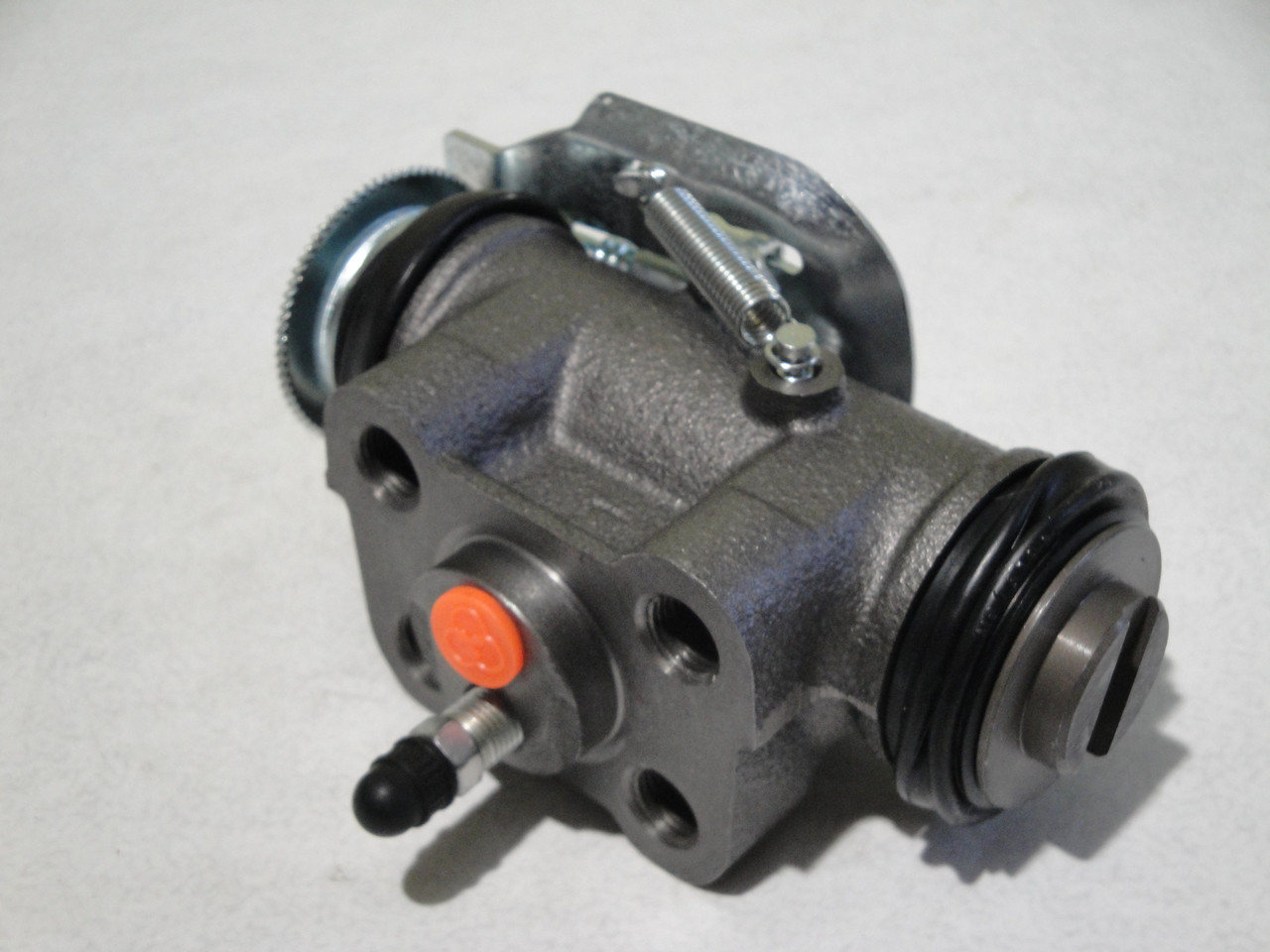 Цилиндр тормозной заднего моста левый передний с прокачкой MITSUBISHI ...