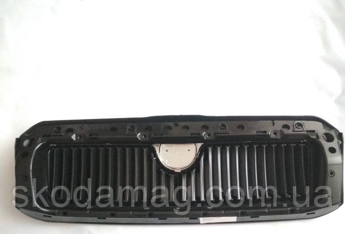 Купить Решетка радиатора центральная на капоте Шкода Октавия ТУР 2000 ...