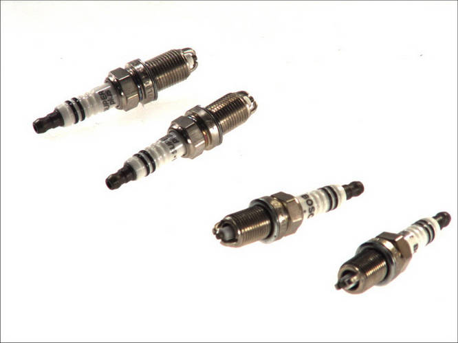 Купити Свічка запалювання Renault Kangoo комплект 4 шт BOSCH 0242235914 ...
