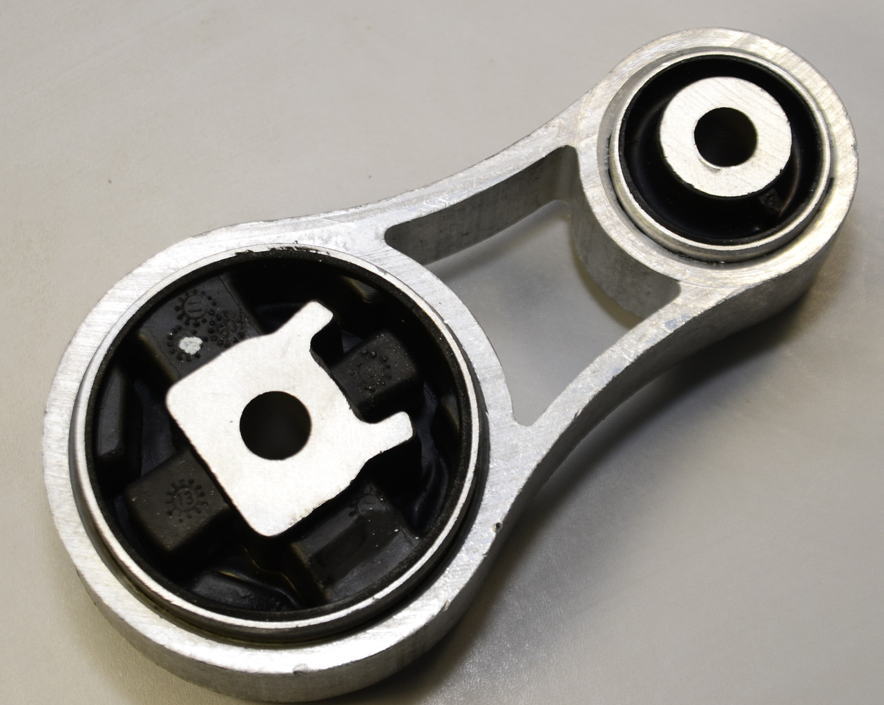 Подушка двигателя на Renault Trafic 2001-> 1.9dCi (внизу, восьмёрка ...