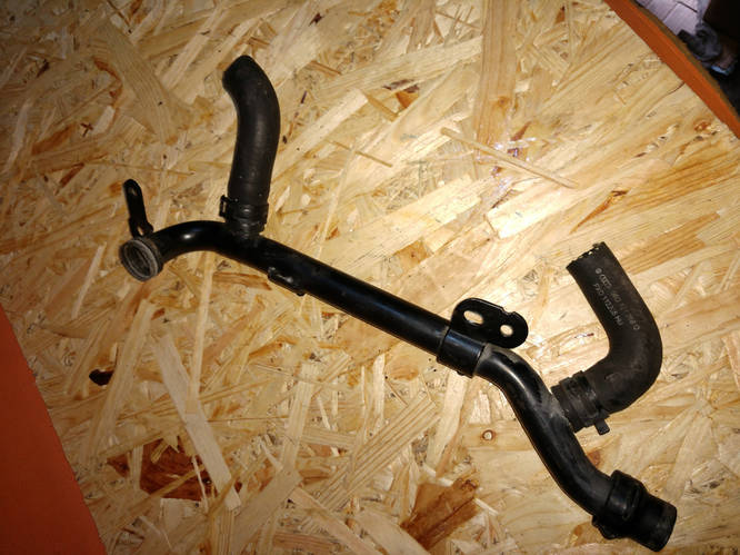 Патрубок системи охолодження Audi A4 B7 06D121065J, ціна 791 грн — Prom ...