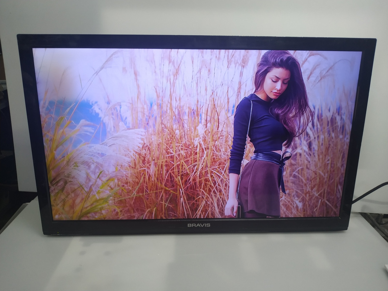 Лед телевизор Б/У для села BRAVIS 32" FullHD, цвета бомба. телевизоры