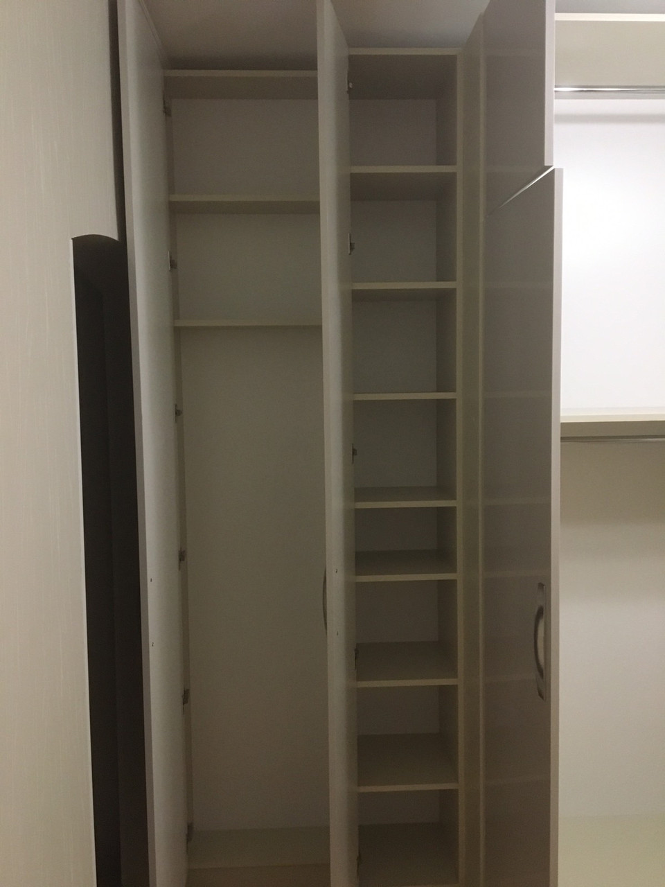 Белый глянцевый шкаф в прихожую с сидушкой по выгодным ценам от «Алька ...