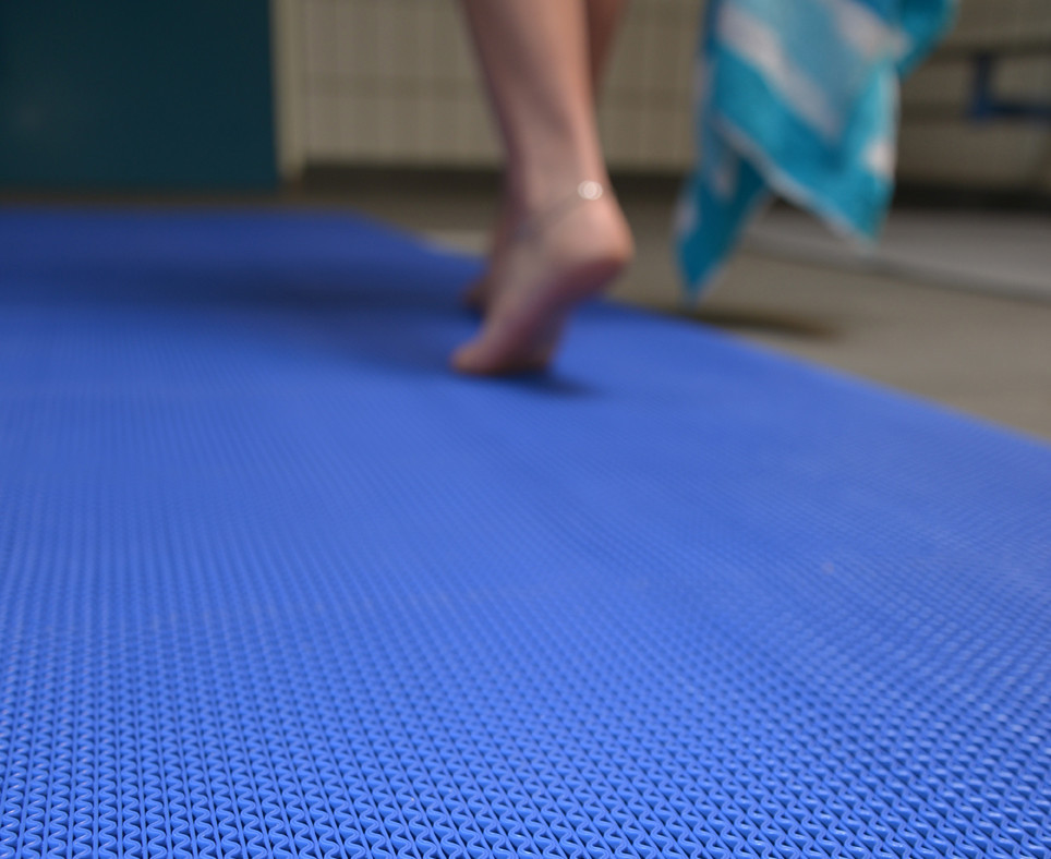 Противоскользящая резиновая дорожка для бассейна "Волна" | СкСинтез | Киев