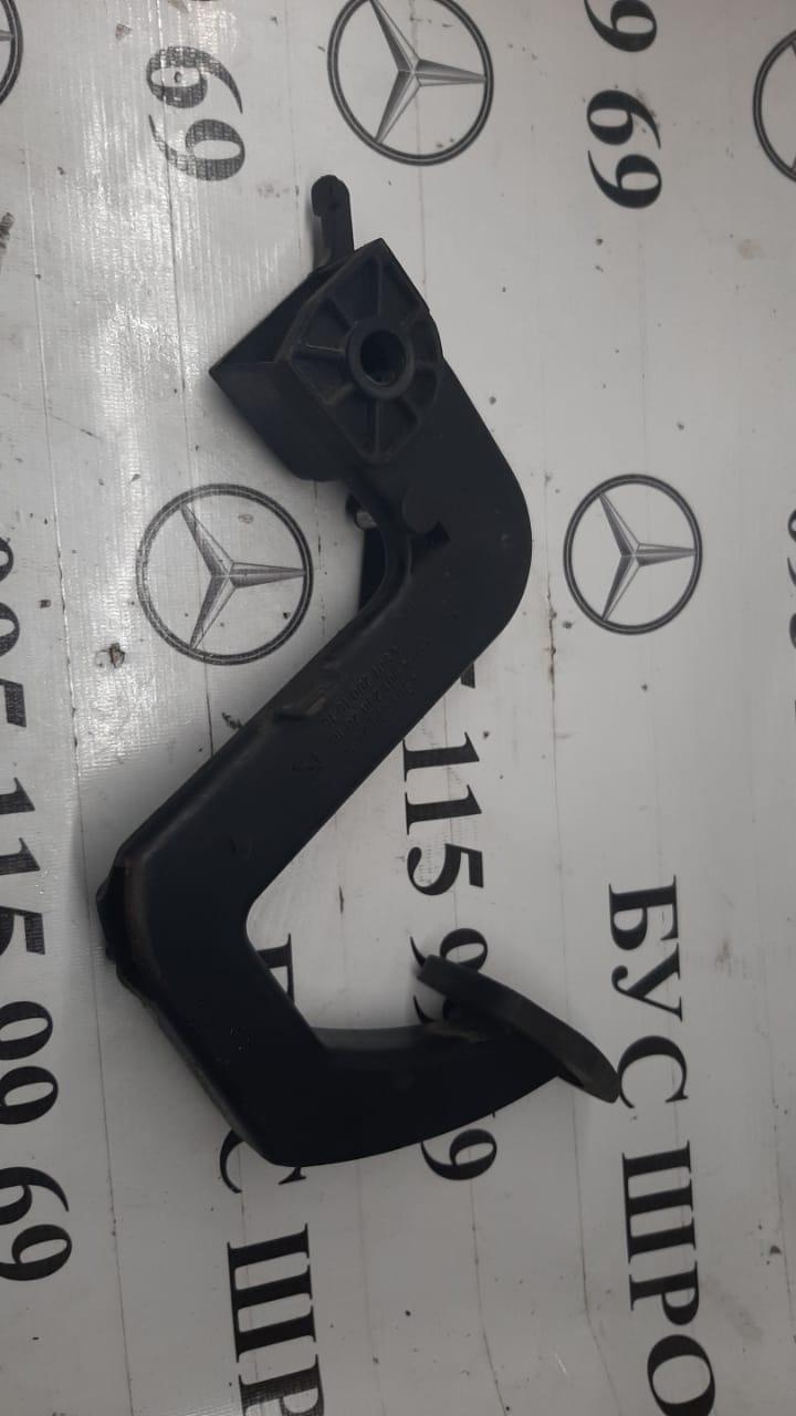 Купить Б/у накладка петли двери задней левой низ A9068802671 Volkswagen ...