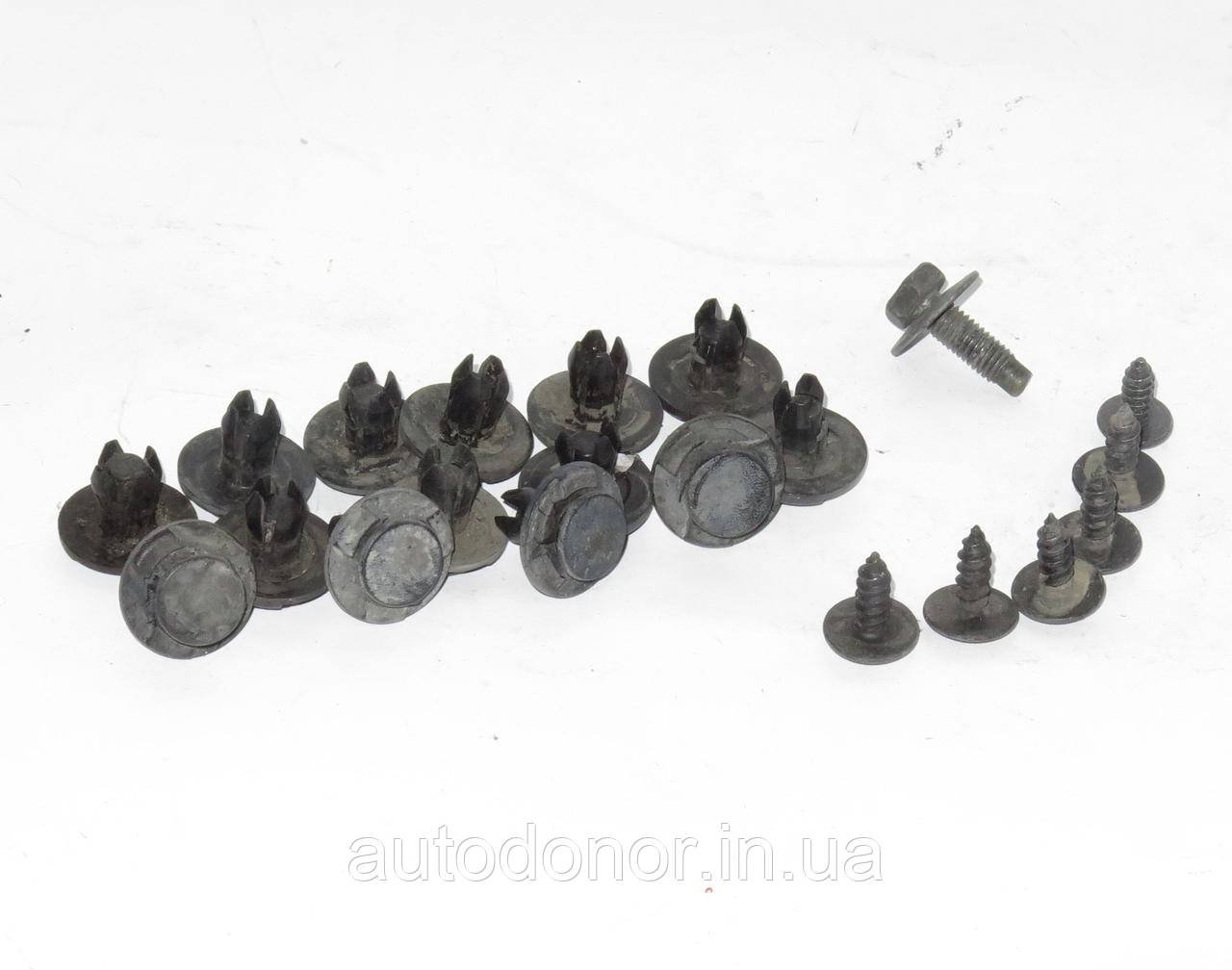 Монтажний комплект підкрилка (кліпси) Nissan Leaf ZE0 / AZE0 (10-17 ...