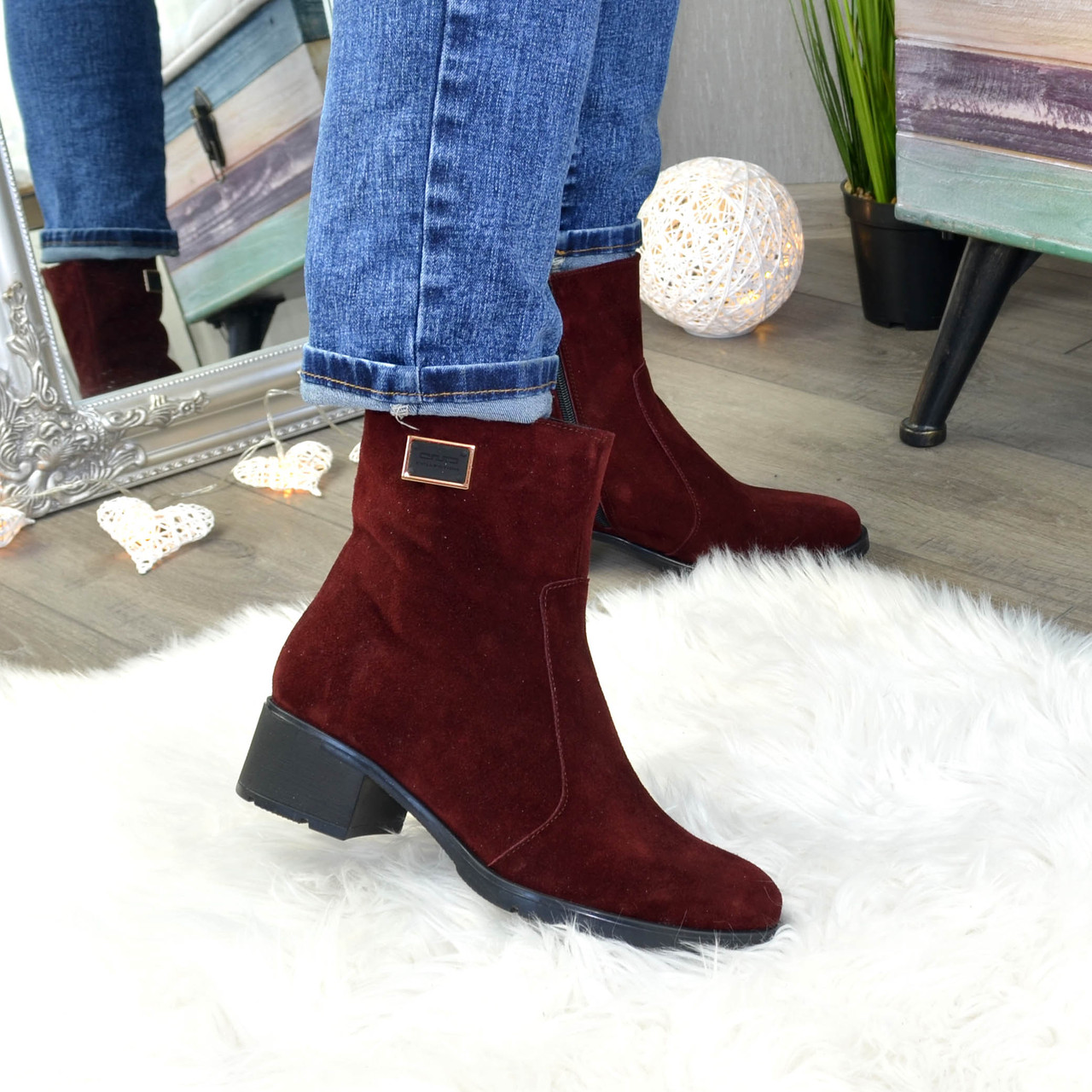 Женские замшевые ботинки на устойчивом каблуке, декорированы фурнитурой ...