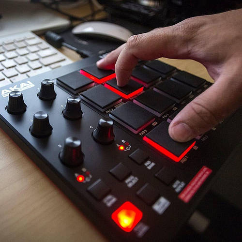 Купити MIDI-контролер Akai MPD218, ціна 4750 грн - Prom.ua (ID# 1171989811)