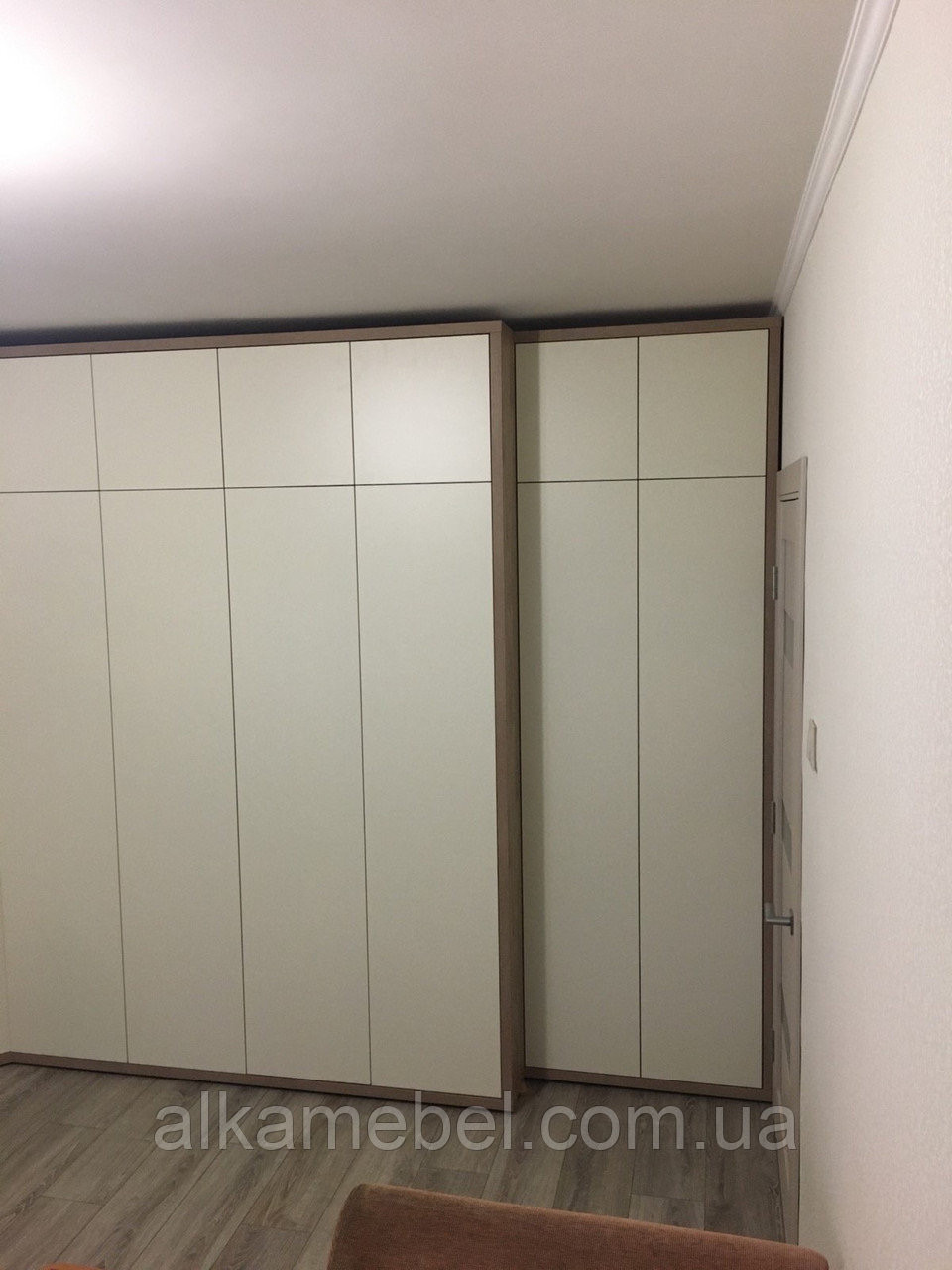 Угловой шкаф с распашными дверями без ручек blum по выгодным ценам от ...