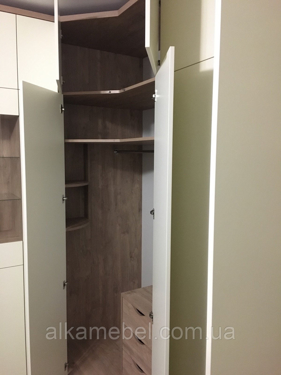 Угловой шкаф с распашными дверями без ручек blum по выгодным ценам от ...