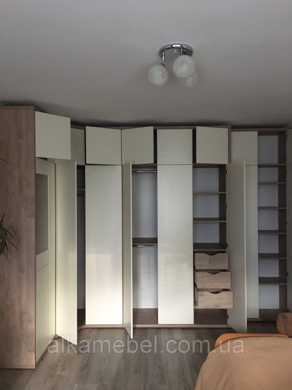 Угловой шкаф с распашными дверями без ручек blum по выгодным ценам от ...