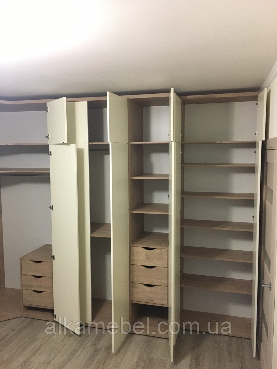 Угловой шкаф с распашными дверями без ручек blum по выгодным ценам от ...