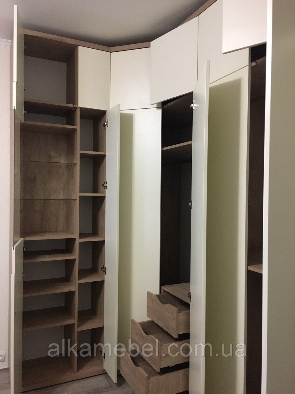 Угловой шкаф с распашными дверями без ручек blum по выгодным ценам от ...