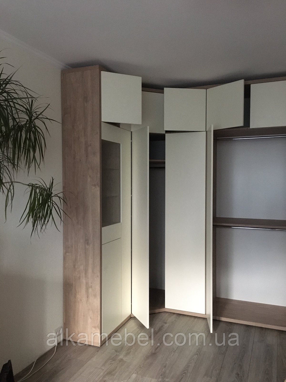 Угловой шкаф с распашными дверями без ручек blum по выгодным ценам от ...