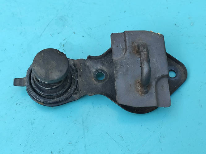 Купить Петля ответная часть замка капота мерседес 211 Mercedes W211 ...