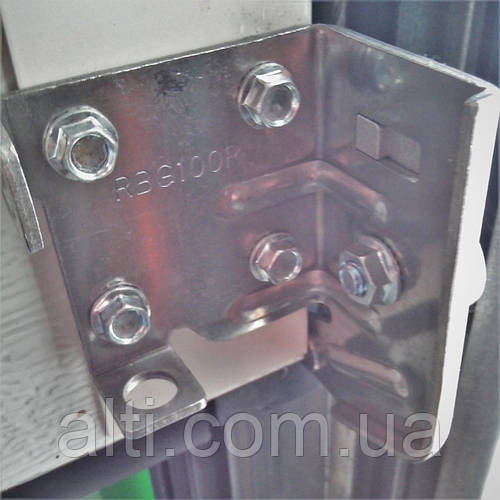 Кронштейн нижний с роликом RBG100R для ворот секционных Alutech, цена ...