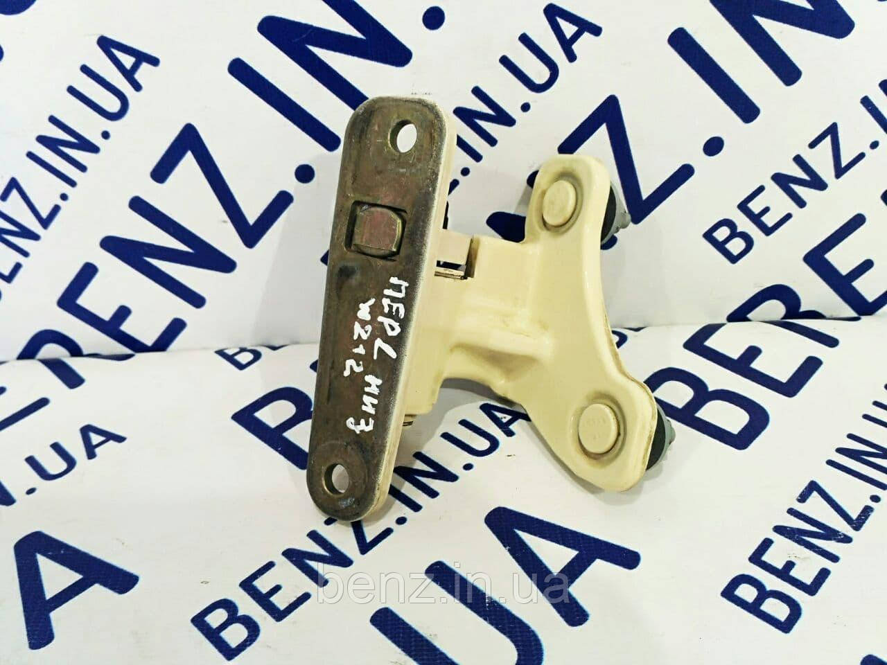 Петля передніх дверей зліва знизу Mercedes W212, W204 A2047201737, ціна ...