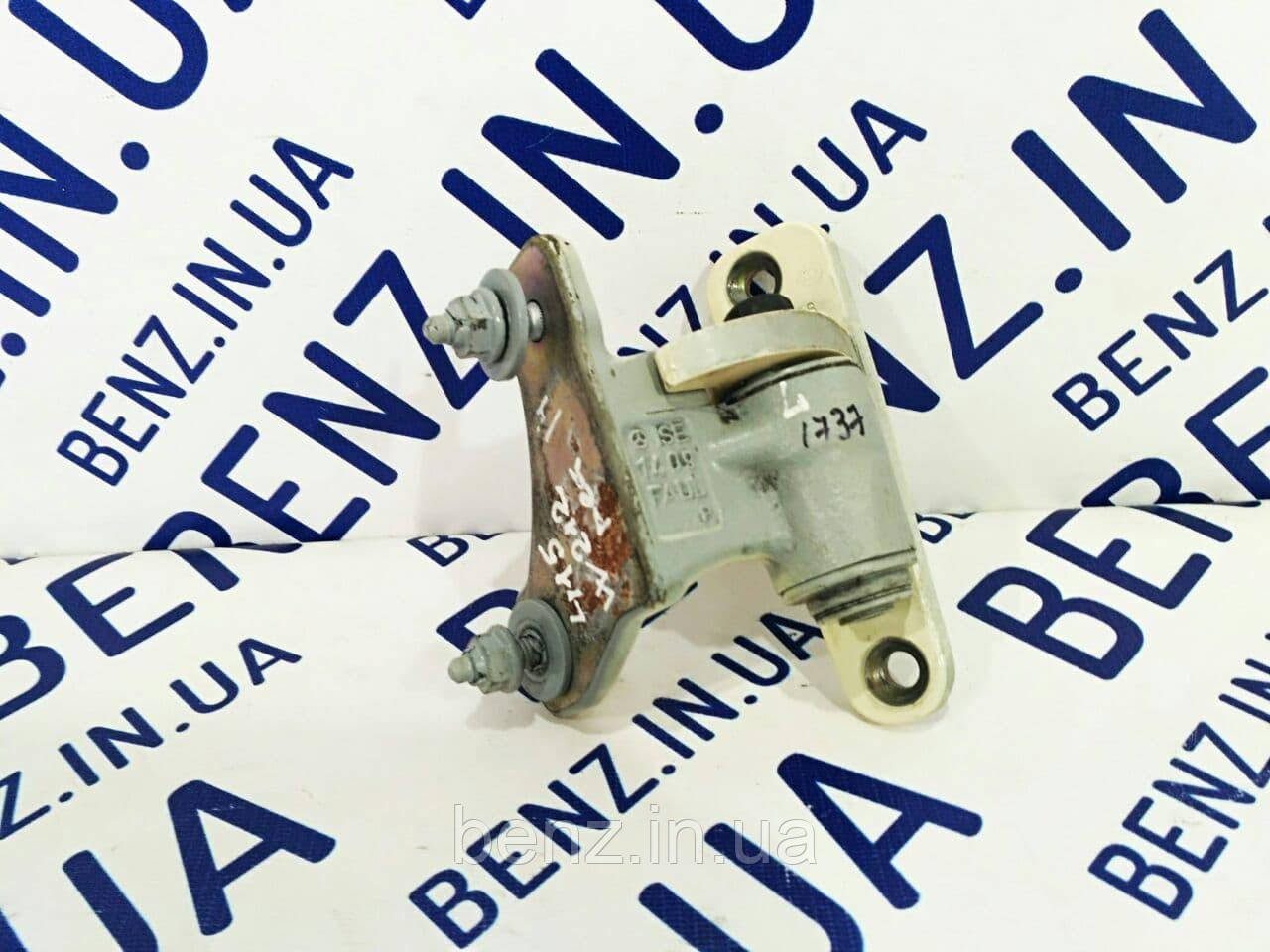 Купить Петля передней двери слева снизу Mercedes W212, W204 A2047201737 ...