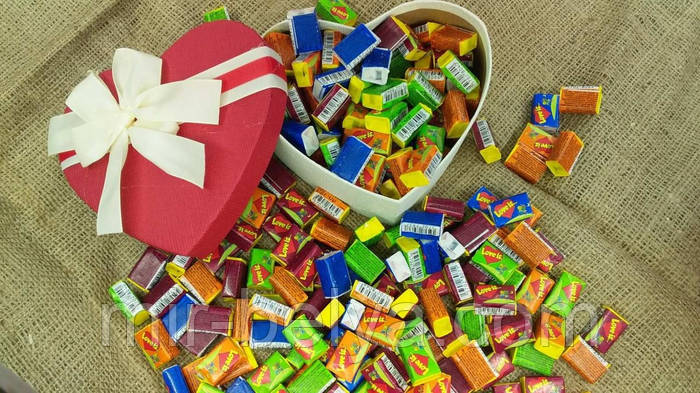 Жевательная жвачка Love is лове ис ассорти в подарочной упаковке сердце ...
