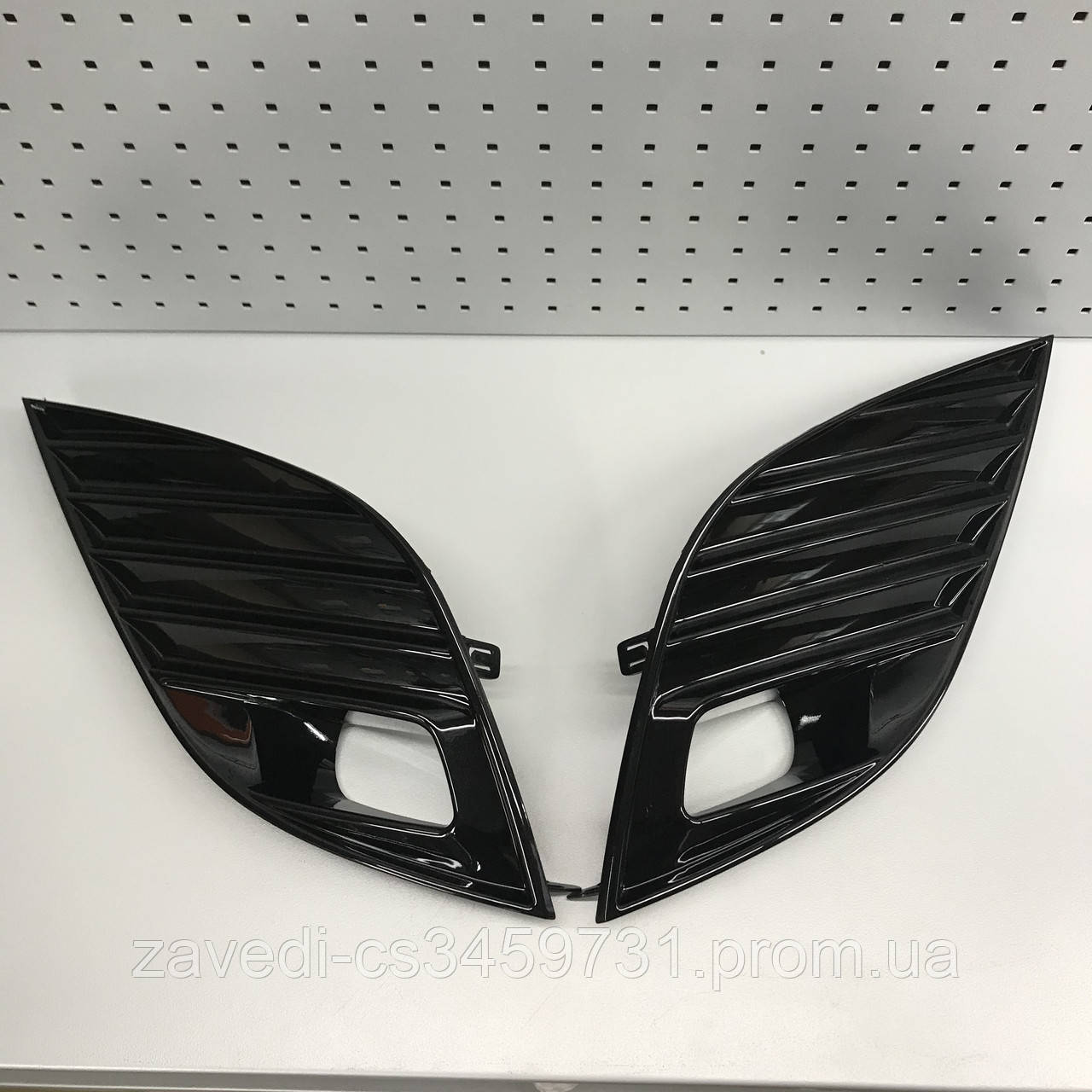 Купить Оправа противотуманной фары с отверстием правая для Toyota Camry ...