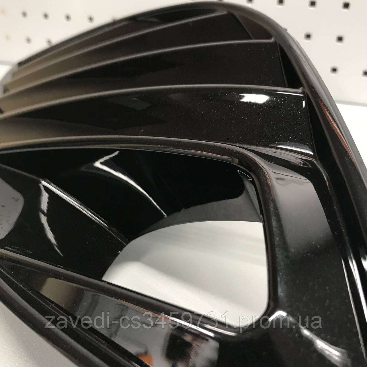 Купити Оправа противотуманной фары с отверстием правая для Toyota Camry ...