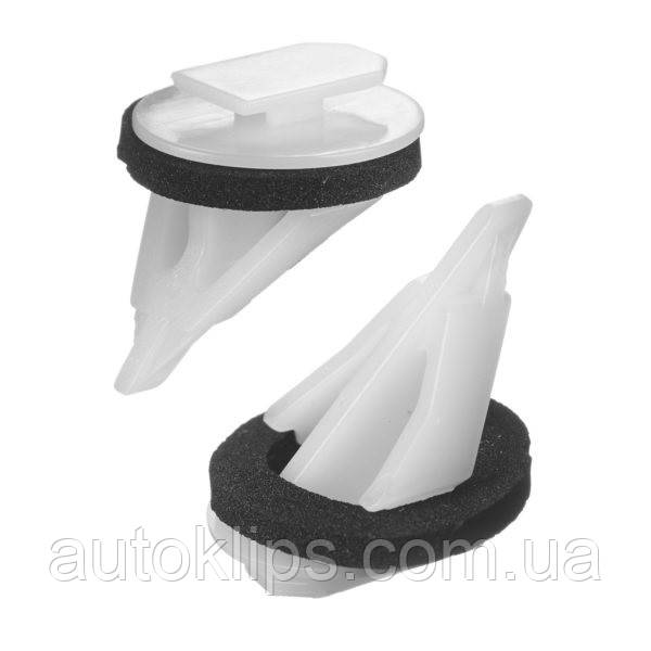 Купить Клипса крепления накладки над номерним знаком Toyota Corolla ...