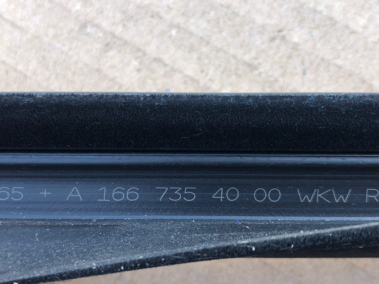 Молдинг уплотнитель стекла двери задней правой хром A1667350465 ...