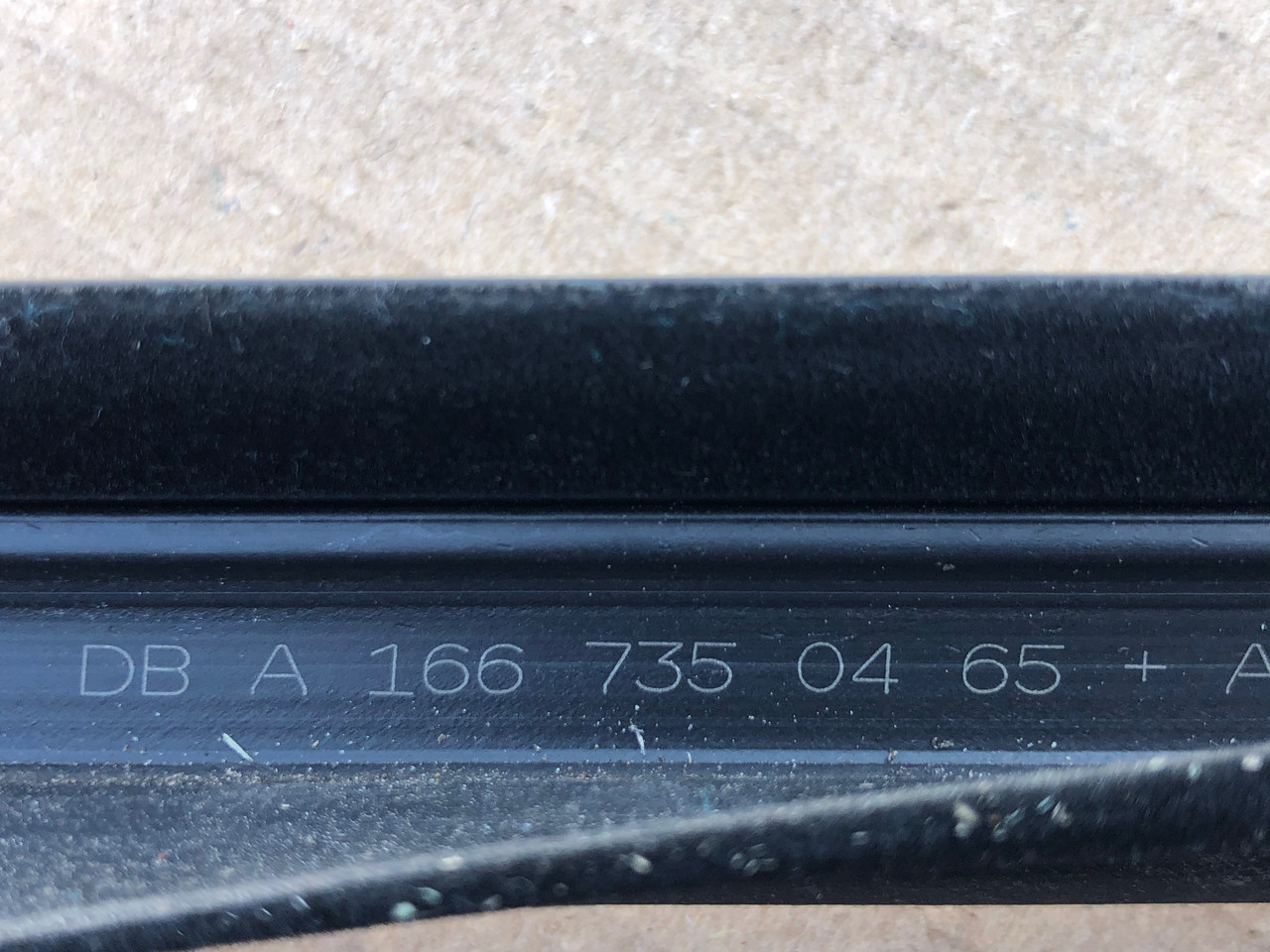 Молдинг уплотнитель стекла двери задней правой хром A1667350465 ...