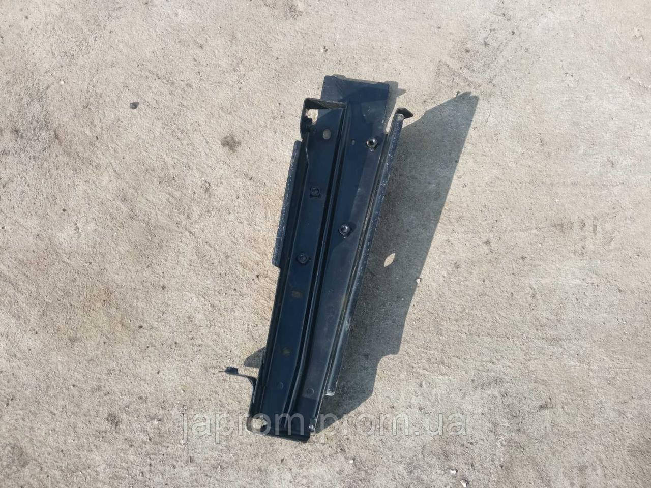 Кронштейн панелі радіатора правий Mitsubishi Outlander III 2015-2020 р ...