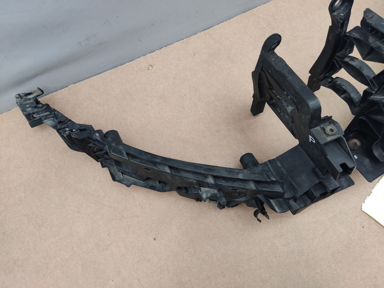 Купить Кронштейн кріплення направляюча переднього бампера права Audi Q5 ...