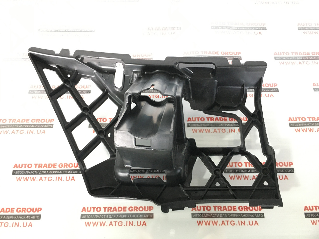 Кріплення переднього бампера ліва під фарою VW Passat b8 USA 561807723B ...