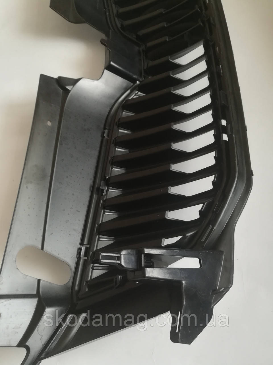 Оригинальная решетка радиатора ( верхняя бампера ) в бампере Шкода ...