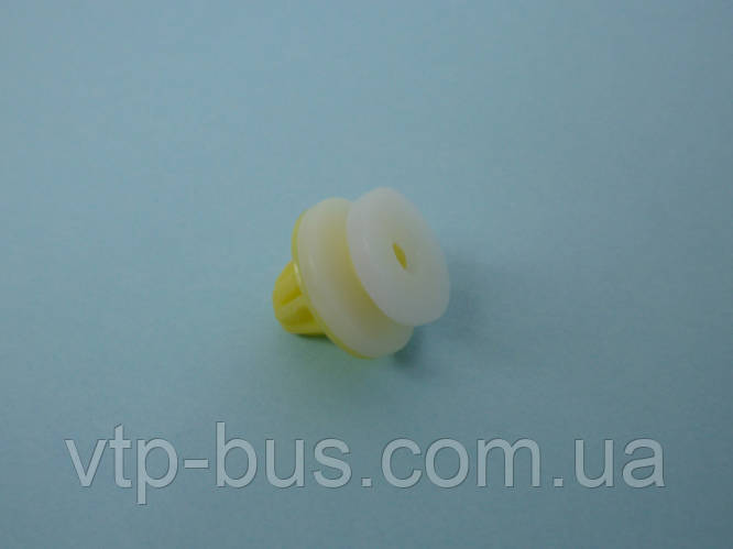 Клипса крепления внутренней обшивки жёлто-белая на Renault Trafic (2001 ...