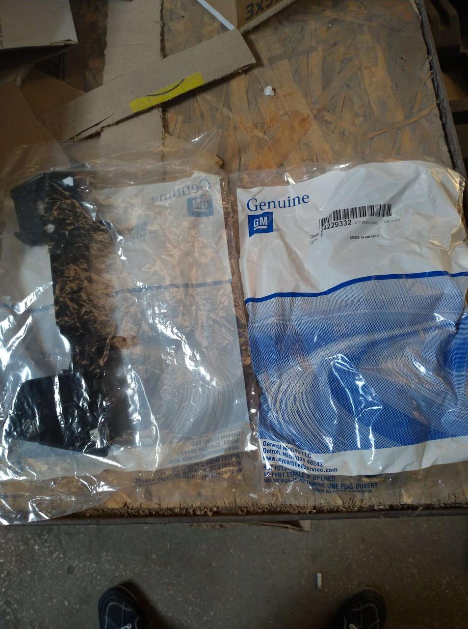 Напрямна переднього бампера ліва GM 84229330 23422549 84020169 ...