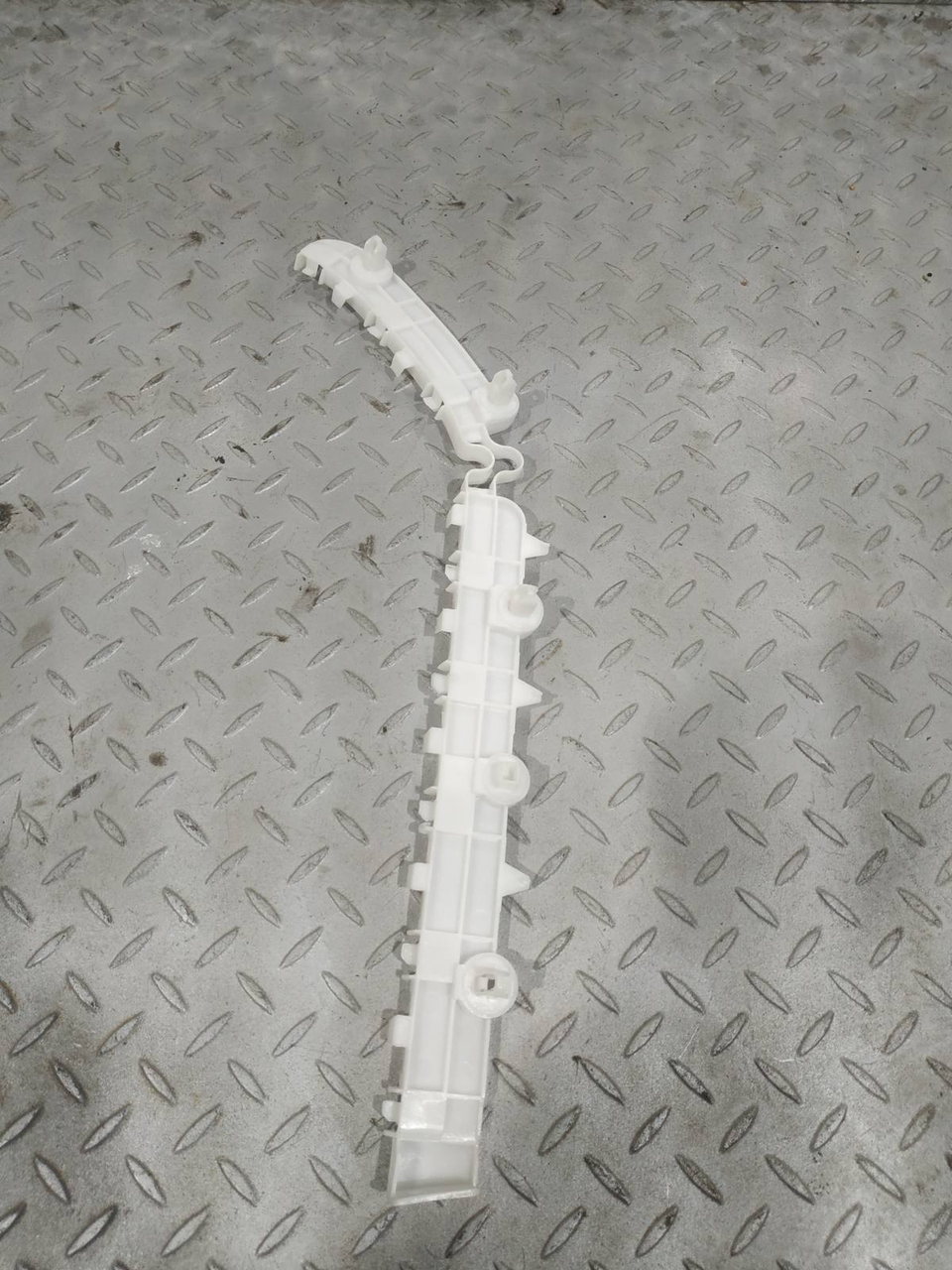 Крепление заднего бампера правое Mitsubishi Outlander 2014-2020 г.п ...