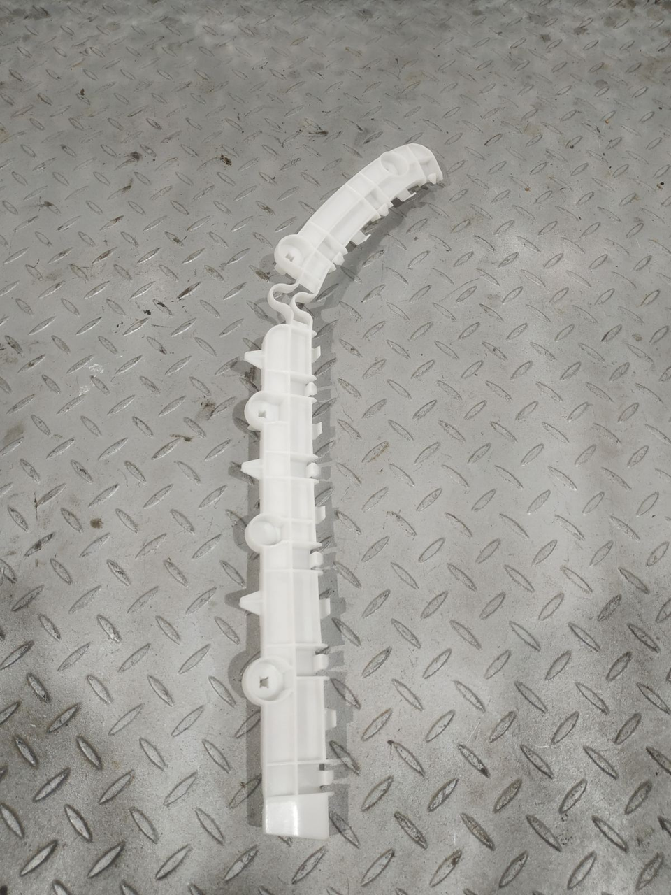 Крепление заднего бампера правое Mitsubishi Outlander 2014-2020 г.п ...