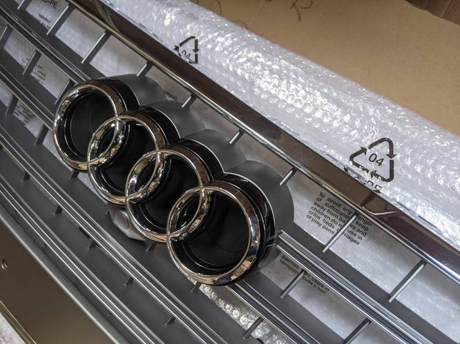 Решетка радиатора Audi Q7 4M (16-19) стиль SQ7 (хром + серебро), цена ...