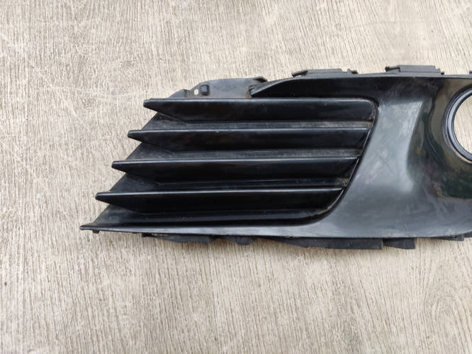 Купить Накладка заглушка решітка туманки протитуманної фари права ...