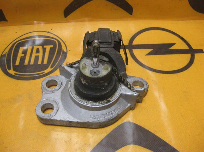 Б/У Подушка двигуна права RENAULT KANGOO 8200267625, ціна 800 грн ...