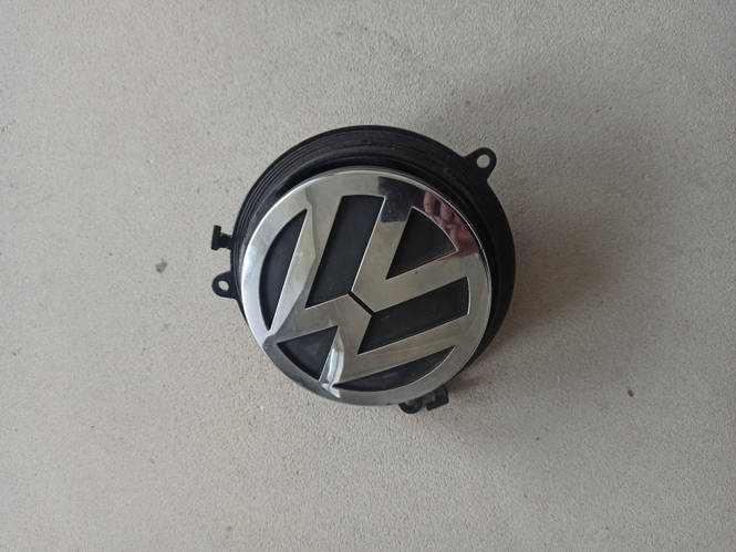 Купить Емблема кнопка багажника Golf 5,6, Passat B6,3C5 827 469D ...