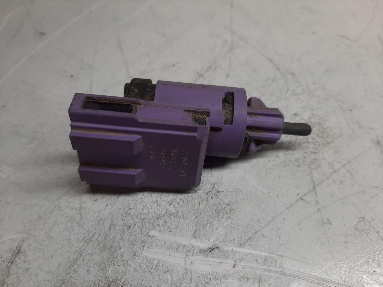 Купить Б/у Датчик увімкнення стоп-сигналу 1J0945511E 19322011 ...