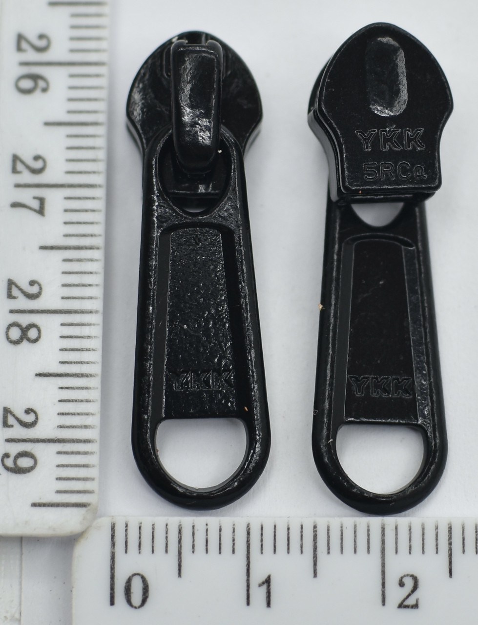 Купити Бігунок реверсний 05 RC DFL спіраль метражні №5 YKK Японія чорна уп=25шт, ціна 6.40 грн ...