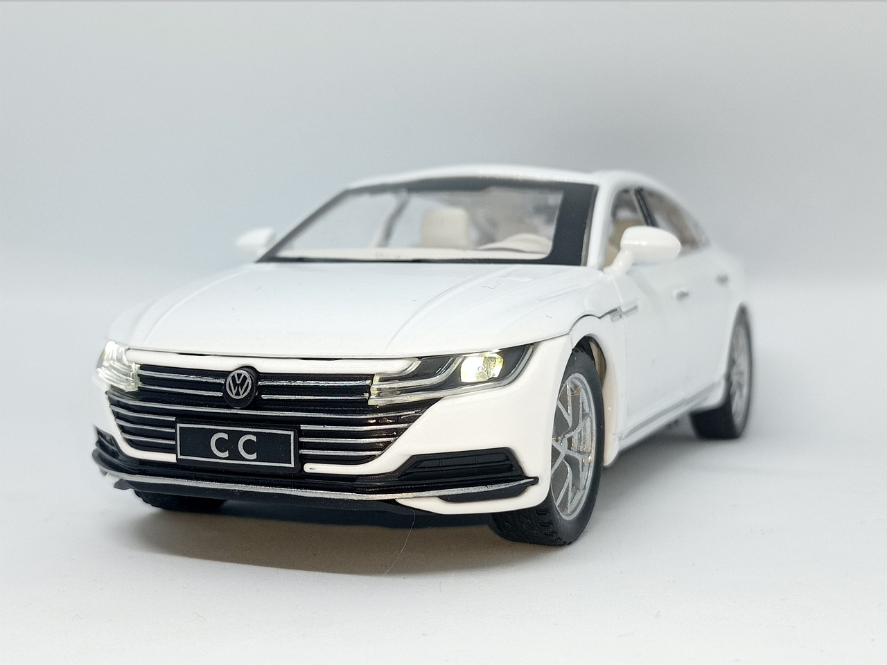 Фольксваген CC АРТЕОН машинка металева модель колекційна зі спецефектами Volkswagen CC ARTEON ...