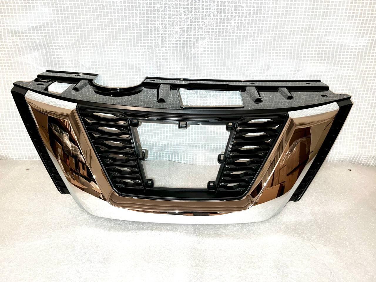 623106FL0C NISSAN ROGUE 17-20 T32 Решітка радіатора під дистроник і ...