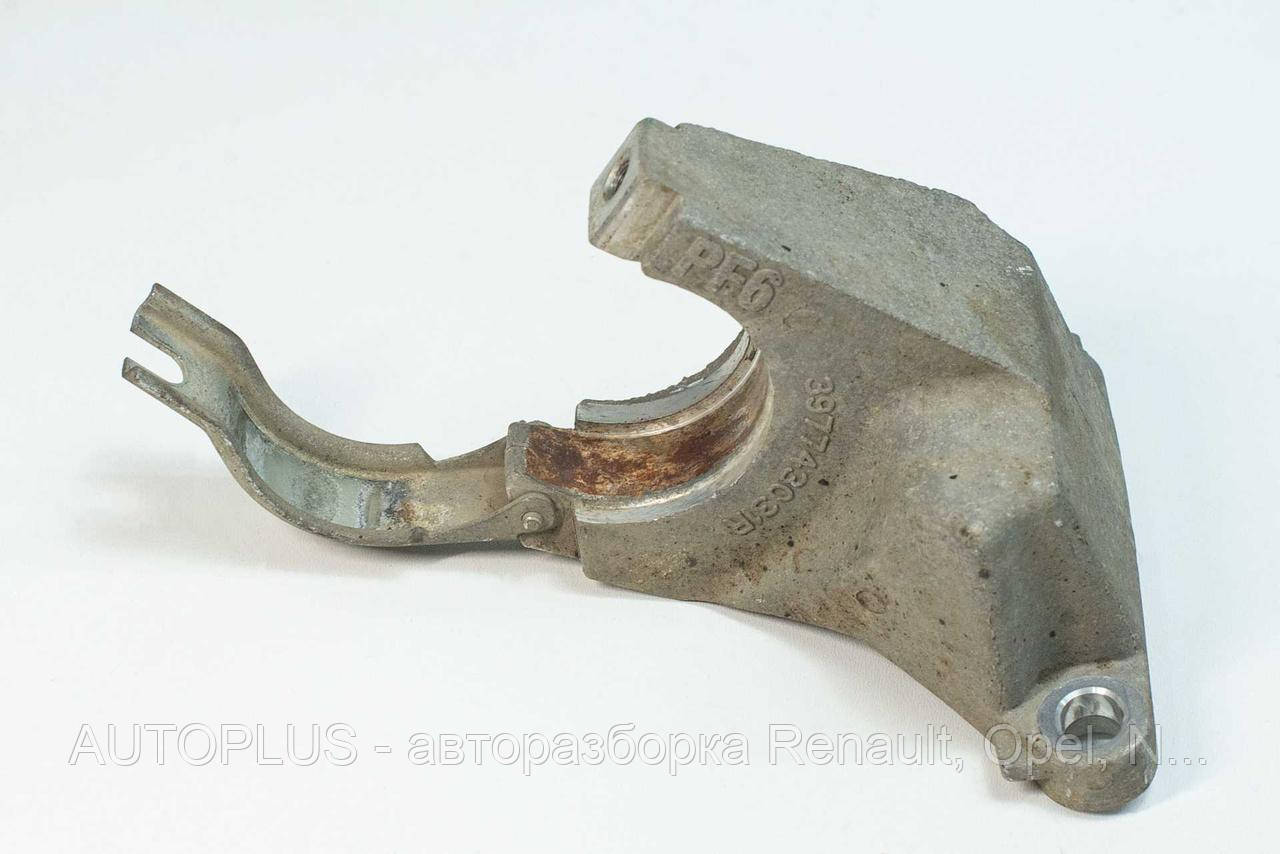 Купить Кронштейн крепления подвесного подшипника наполуоси Renault ...