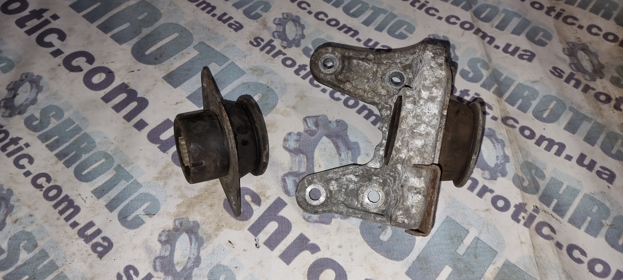 Подушка двигуна задня ліва (з боку коробки передач) 8200065989(Б/У ...