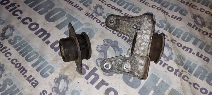 Подушка двигуна задня ліва (з боку коробки передач) 8200065989(Б/У ...